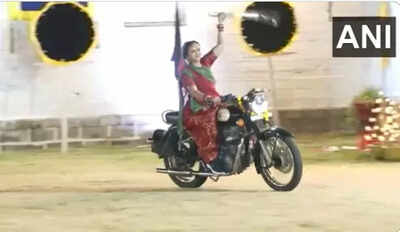 Navratri in Rajkot: Women perform 'Garba' on two-wheelers with swords ...