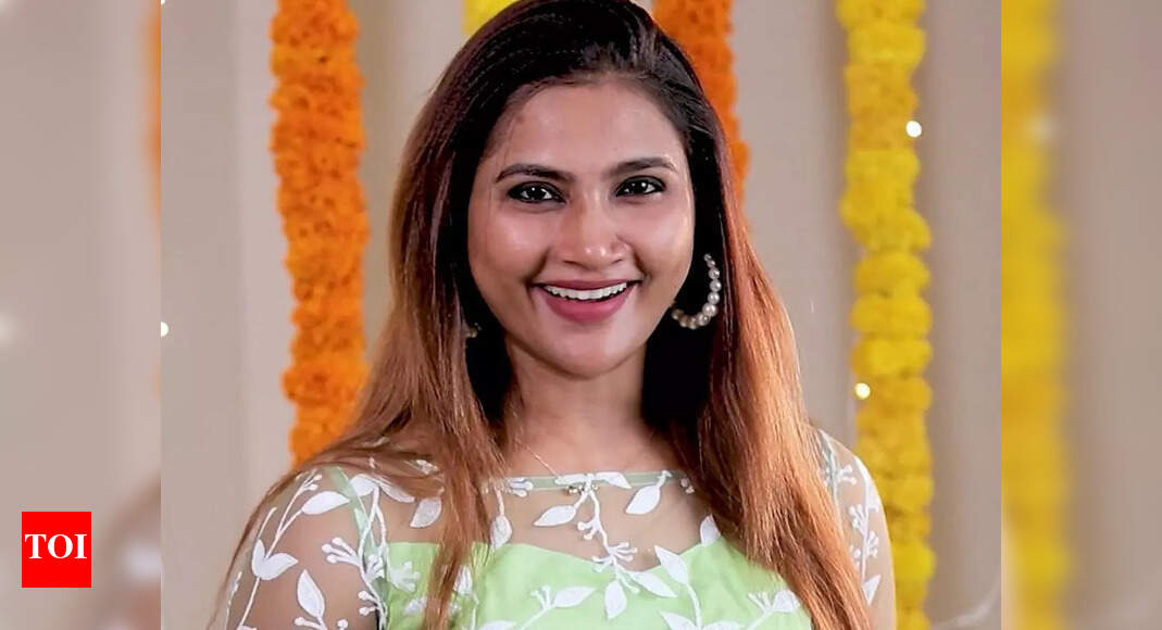 Bigg Boss Tamil fame Myna Nandhini looks stylish in an adorable grown ...