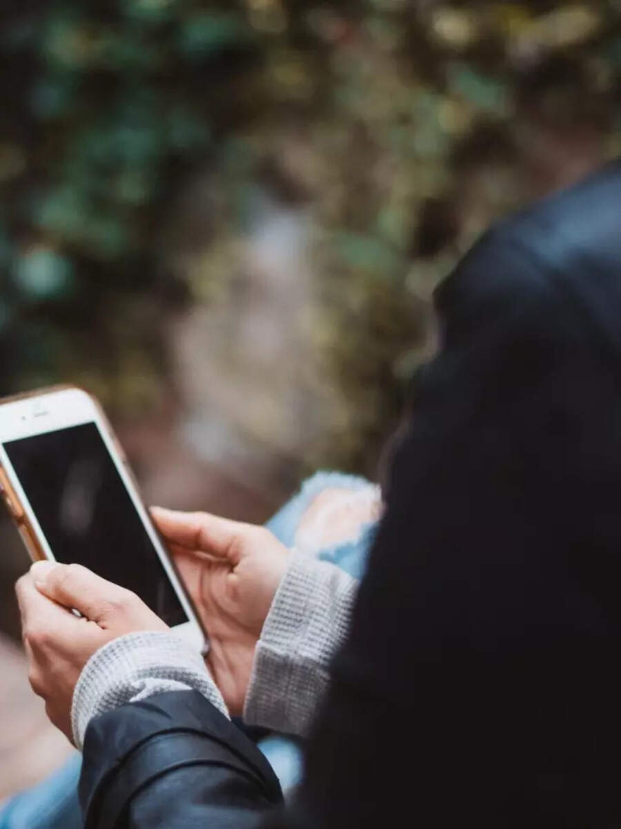 10 ways mobile phone is ruining your relationship | Times of India