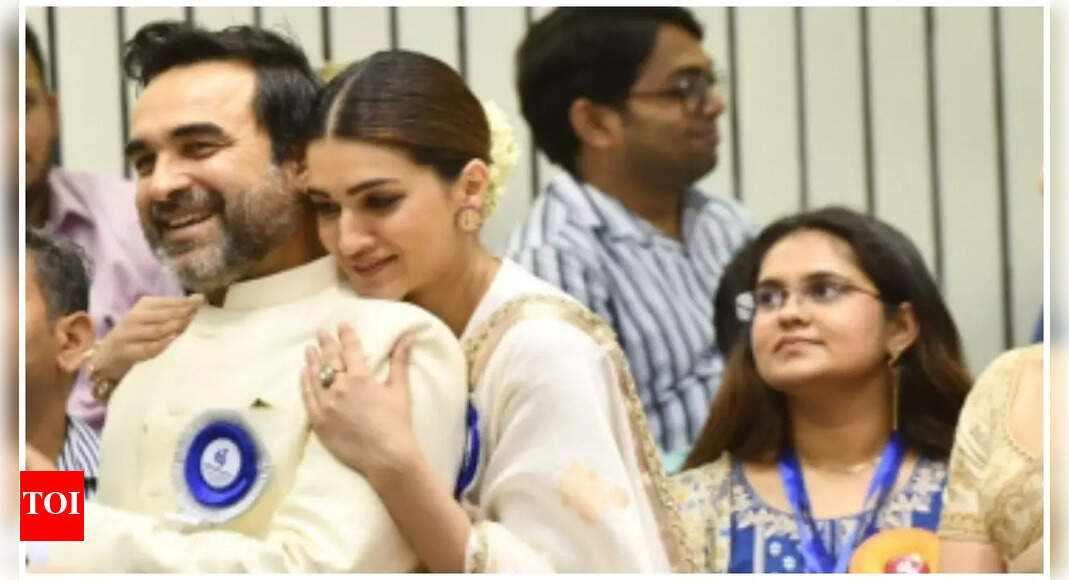 Kriti Sanon and Pankaj Tripathi share a heartwarming moment at the 69th National Awards; see pic ...