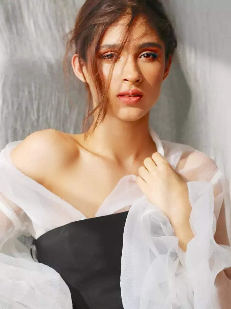 Pashmina Roshan's Alluring Pics Are Unmissable | Zoom TV