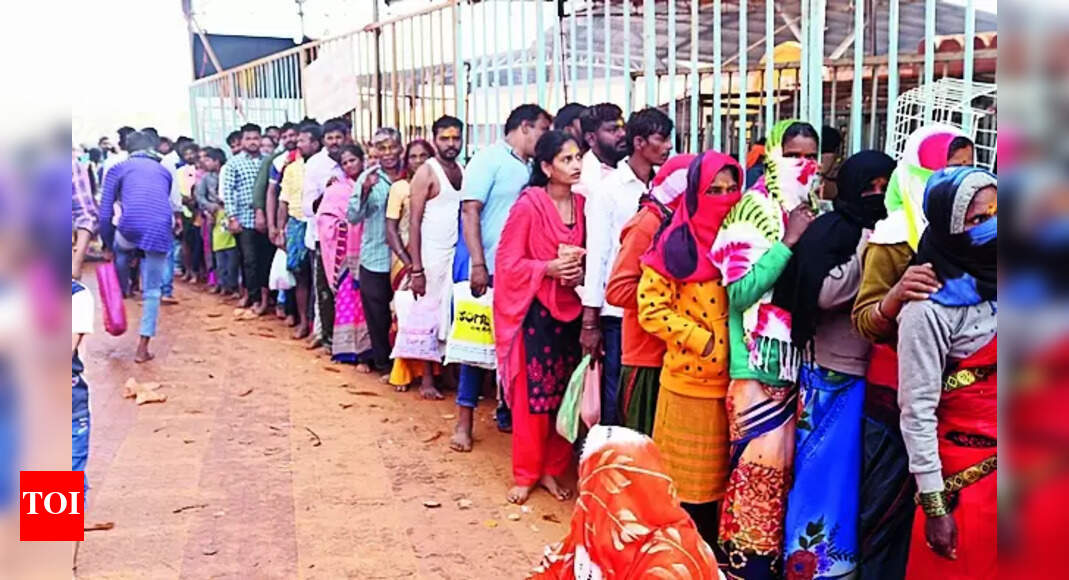Navaratri: Lakhs Of Devotees Throng Renuka Yellamma Temple In Savadatti ...