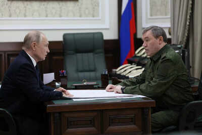 Putin: Vladimir Putin visits military HQ for Ukraine offensive: Kremlin ...