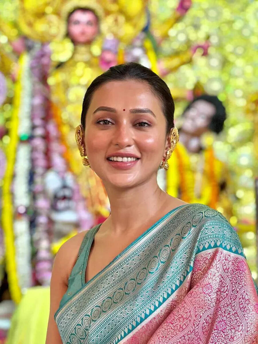Exploring the stylish elegance of Mimi Chakraborty's Durga Puja ...