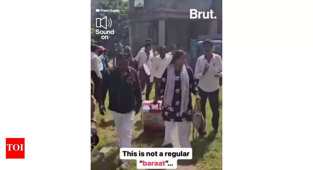 Ranchi man celebrates daughter's return after divorce - Times of India