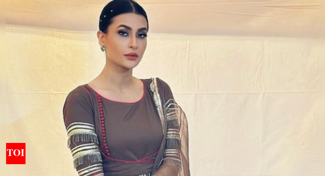 Pavitraa Puniya suffers wardrobe malfunction for the first time while ...