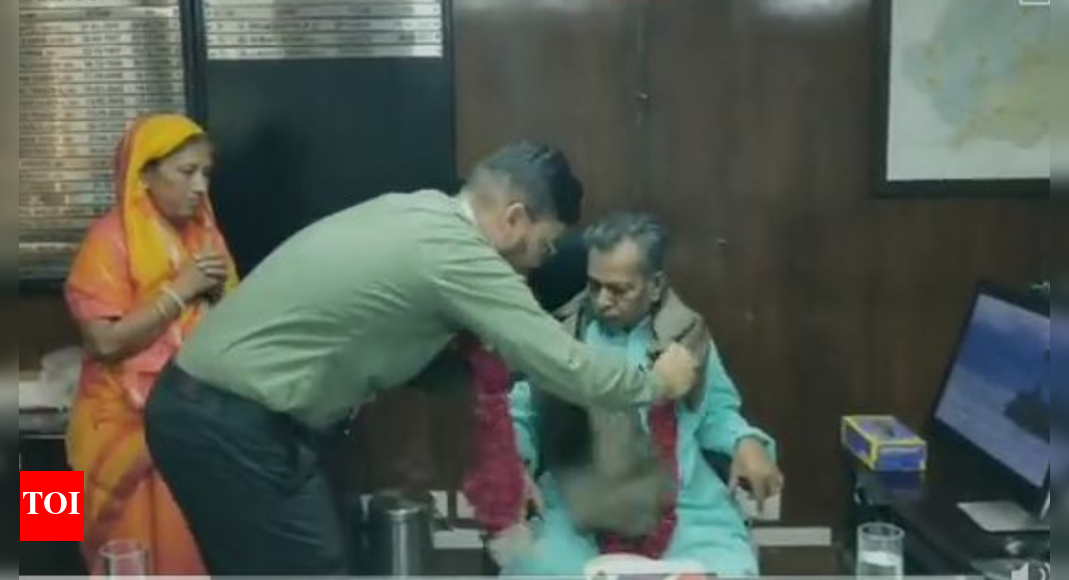 IAS officer gives chair to priest, govt seeks response | Delhi News ...