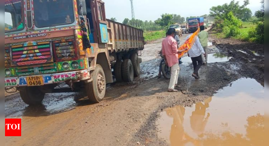 Pothole-ridden roads: Locals protest against Parvathipuram Manyam ...