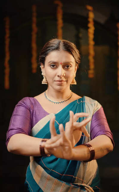 Sithara sings Navarathri songs for each deity | Malayalam Movie News ...