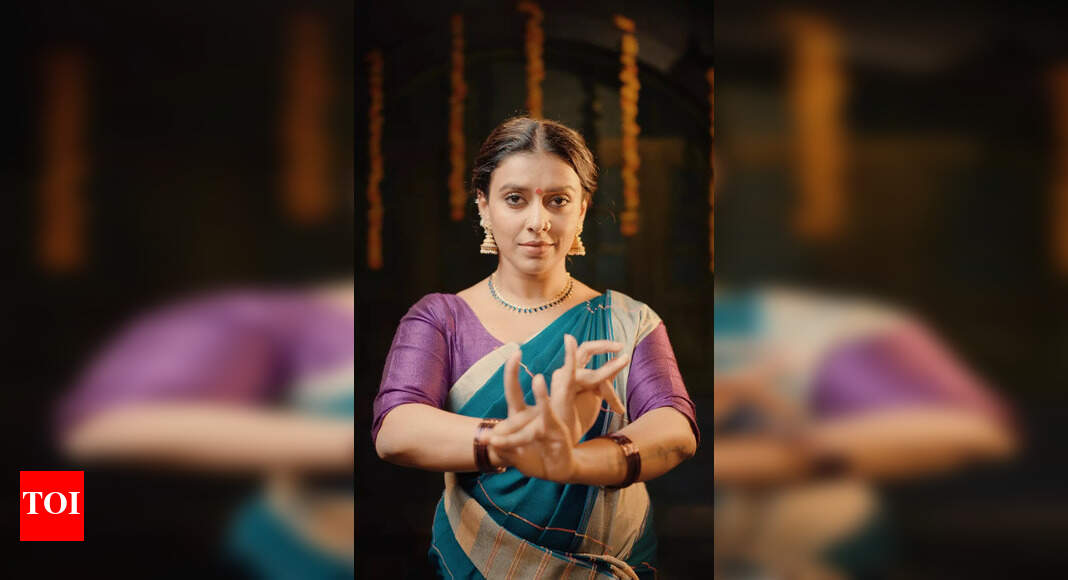 Sithara sings Navarathri songs for each deity | Malayalam Movie News ...