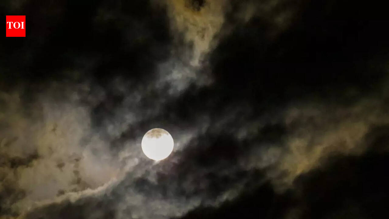 Chandra Grahan 2023: These zodiacs will be WORST affected by the Lunar ...