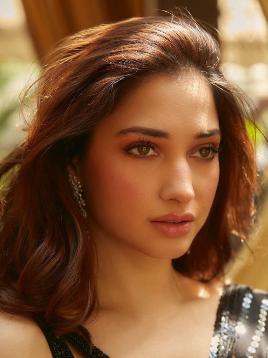 Tamannaah Bhatia Is Raising The Temperature In Black Sequined Saree ...