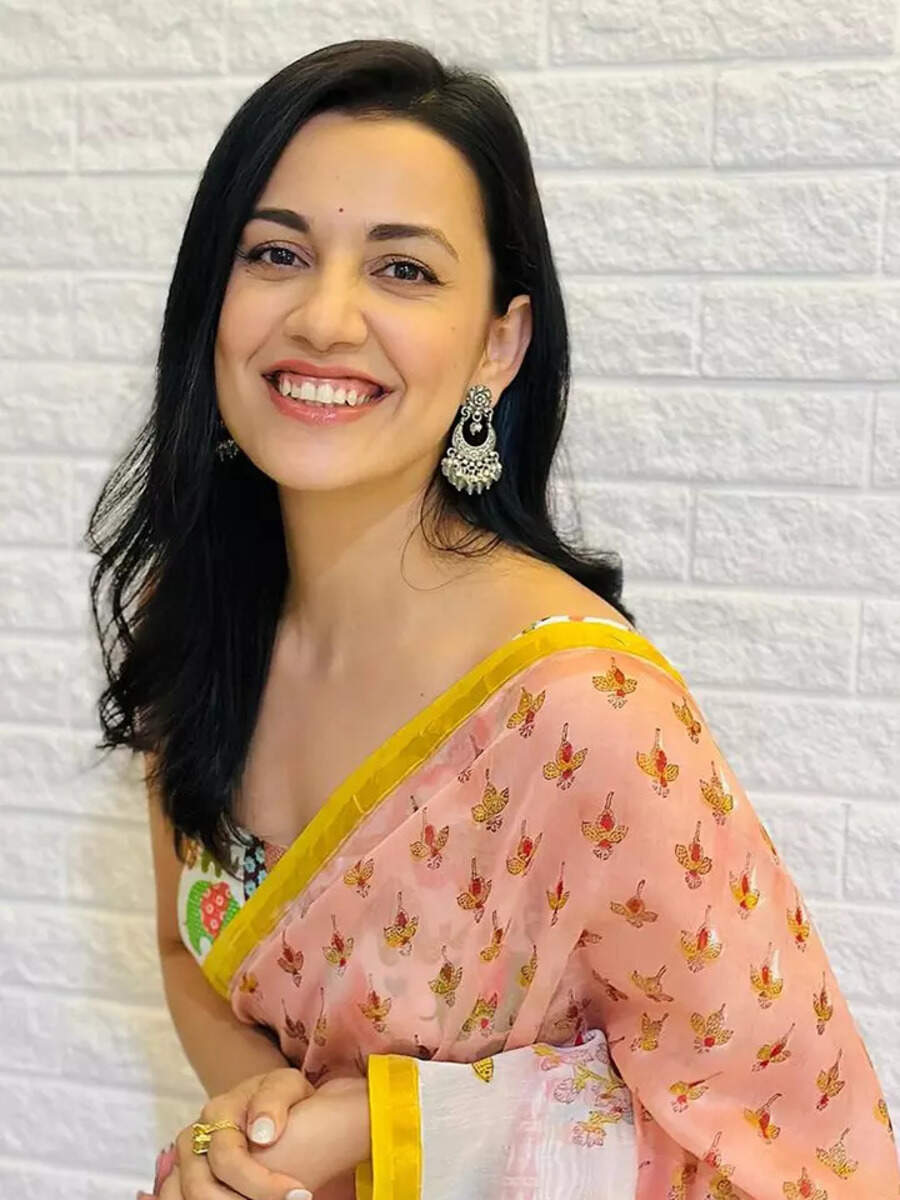 Esha Kansara is a delight to sore eyes as she stuns in peach and yellow ...