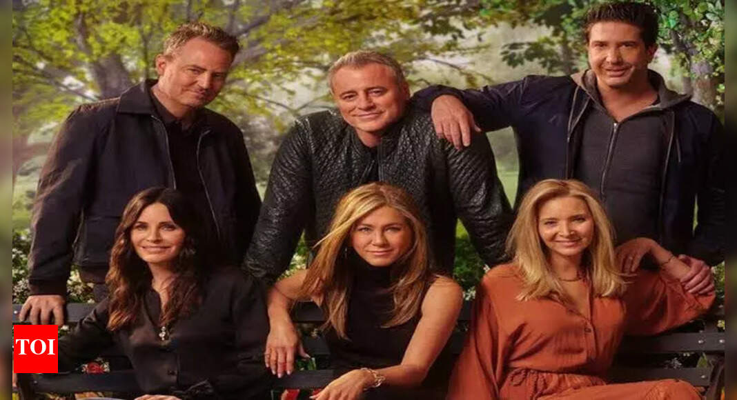 Friends cast Jennifer Aniston, Courteney Cox, Lisa Kudrow, Matt LeBlanc ...