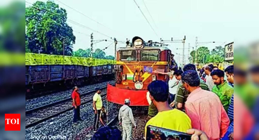 Rail Roko: Rail Roko Stir At Odisha Stn Hits Services On Howrah-mumbai ...