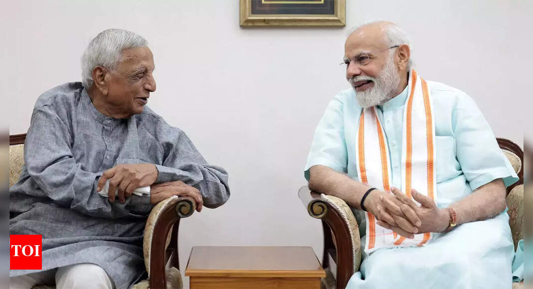 Pm Modi: PM Modi meets former BJP leader AK Patel, recalls his ...