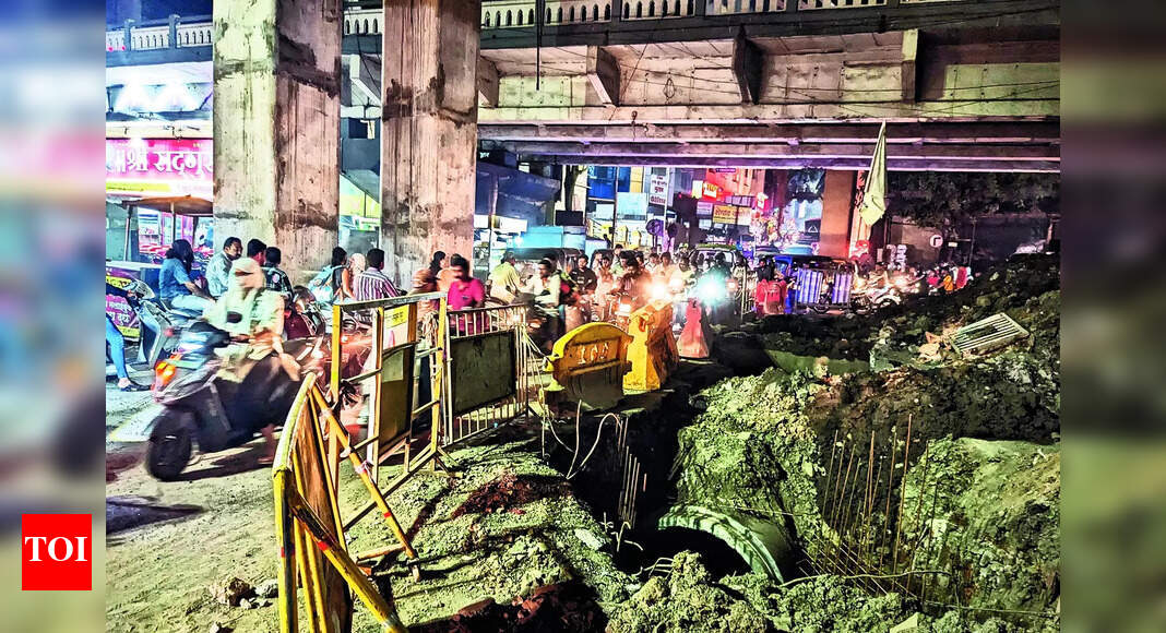 Traffic Chaos, Bhide Bridge, Stormwater Line Work, PMC, Barricading ...