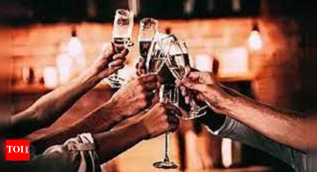 Pub Brawl: Pub brawl in Chennai spills to street; one stabbed | Chennai ...