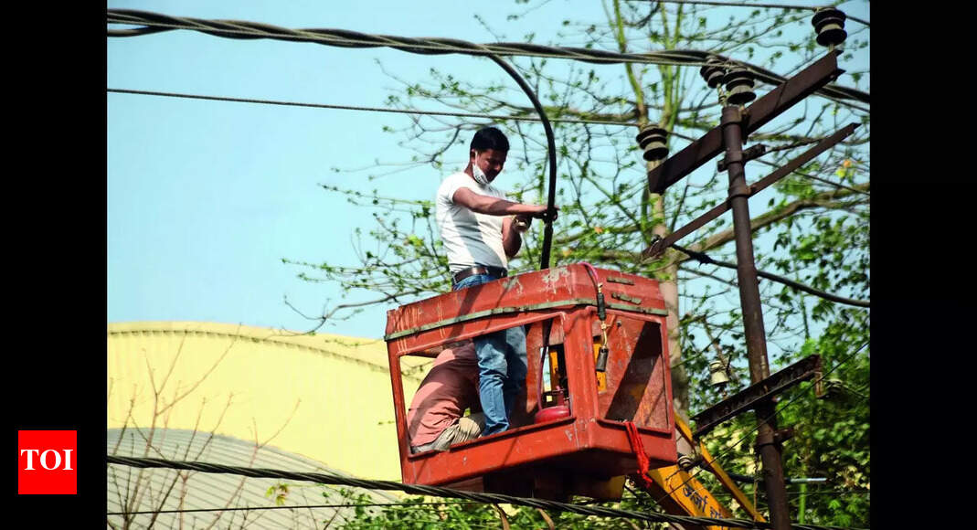 Snapped power cables claim 7 lives every month | Chennai News - Times ...
