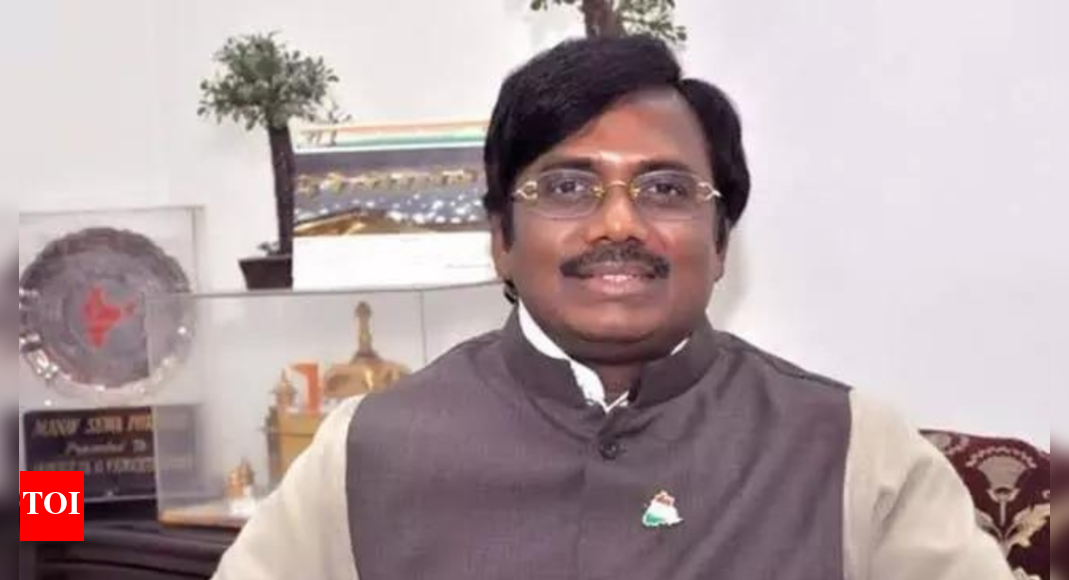 After Raj Gopal, Vivek leaves BJP; meets Rahul, joins Cong | Hyderabad ...