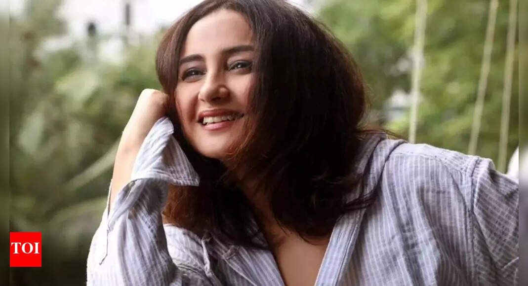 Divya Dutta Reveals Her First Meeting With Shah Rukh Khan Looked Straight Out Of A Film Says