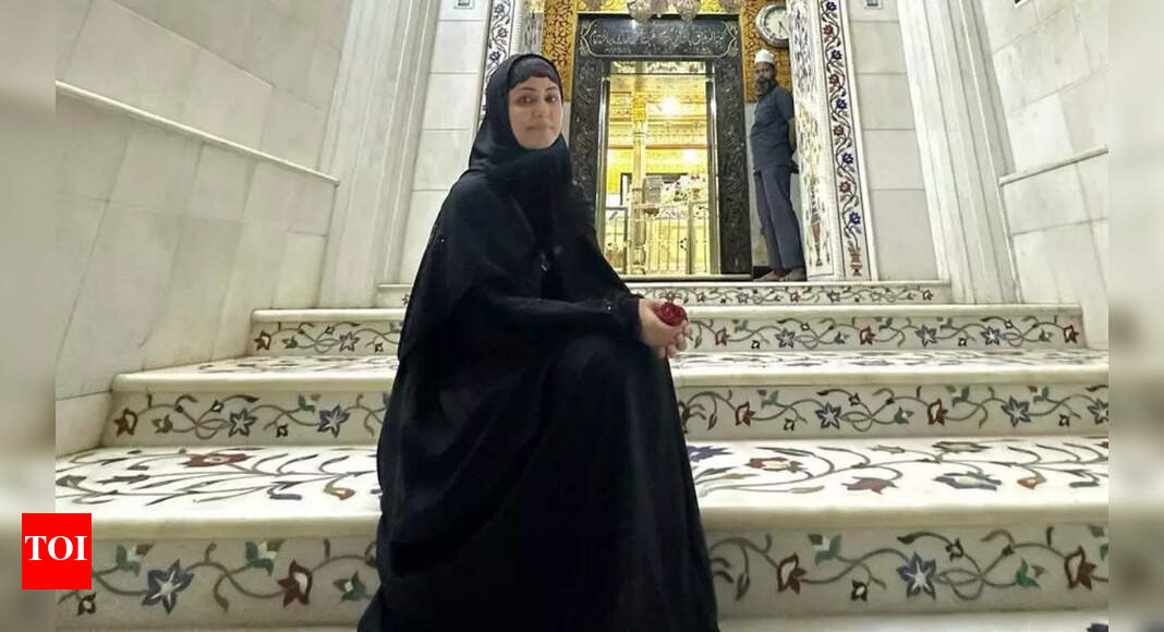 Hina Khan offers Fajr namaz at a dargah as she reminisces childhood ...