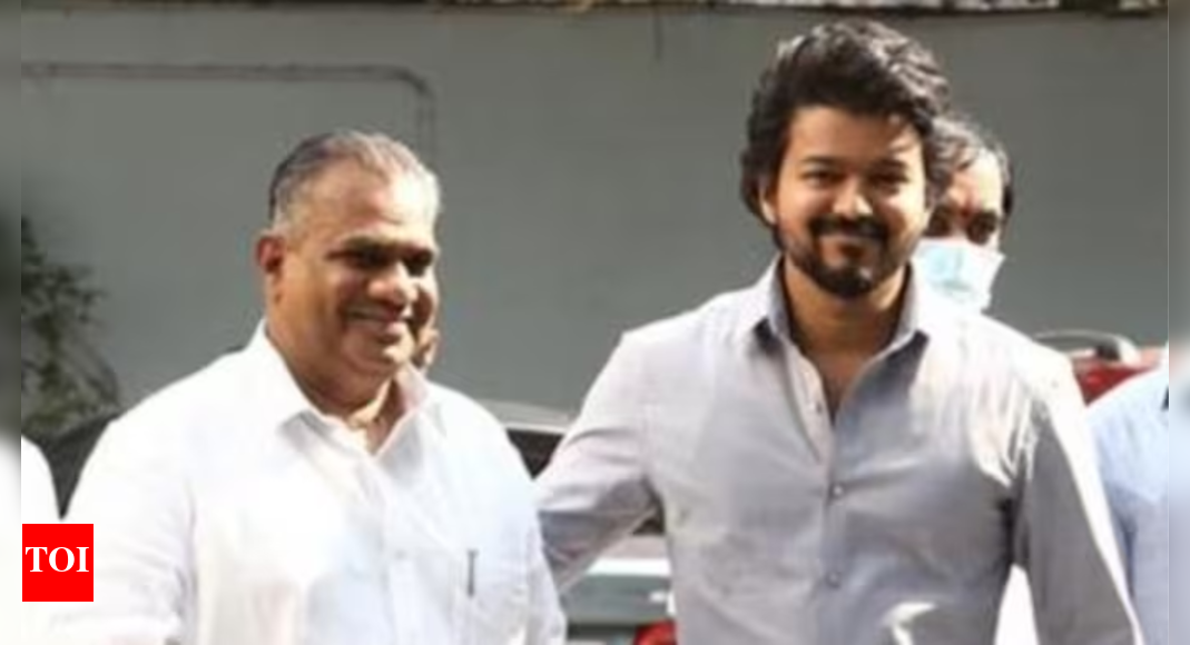 Video: Vijay visited a hospital to meet his general secretary Bussy ...