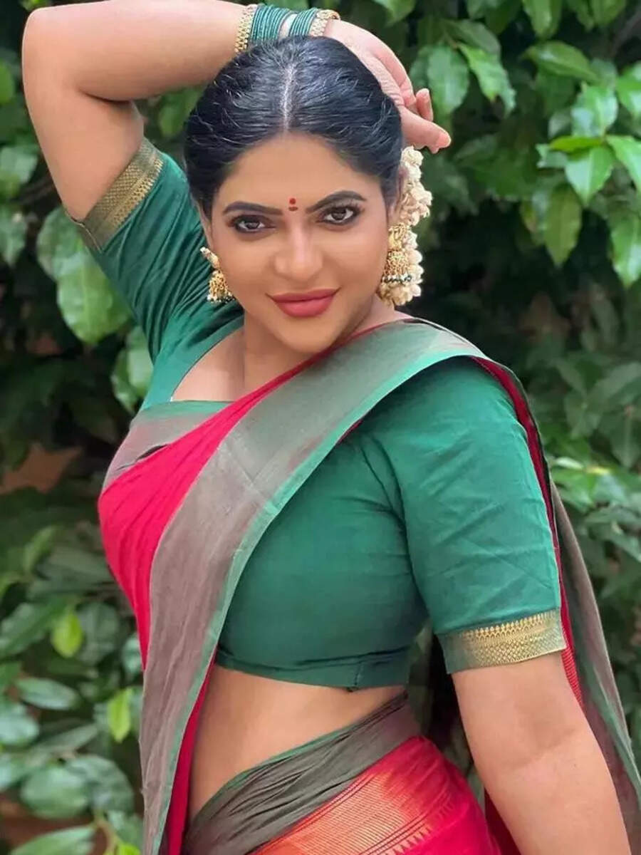 Reshma Pasupuleti personifies eternal elegance in splendid saree ...