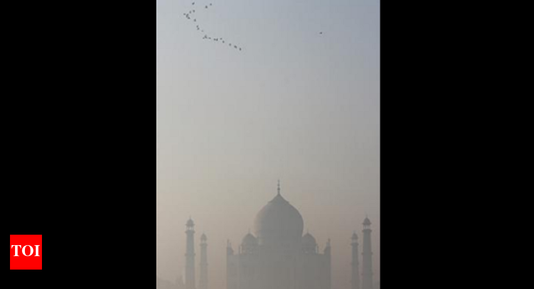 Taj Mahal disappears behind smog, as air quality worsens | Agra News ...