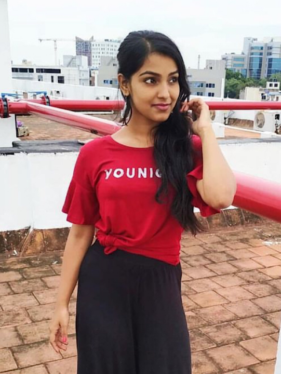 Chic looks of Shravnitha | Times of India