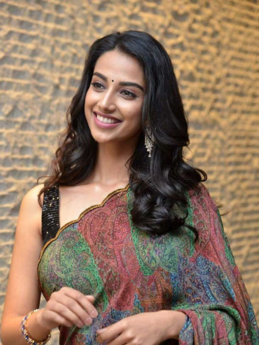 Last Minute Diwali Outfits Inspo From Salaar Star Meenakshi Chaudhary ...