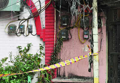 Rescue Act: Firemen Break Window Grilles, Use Ladders In Brave Rescue ...