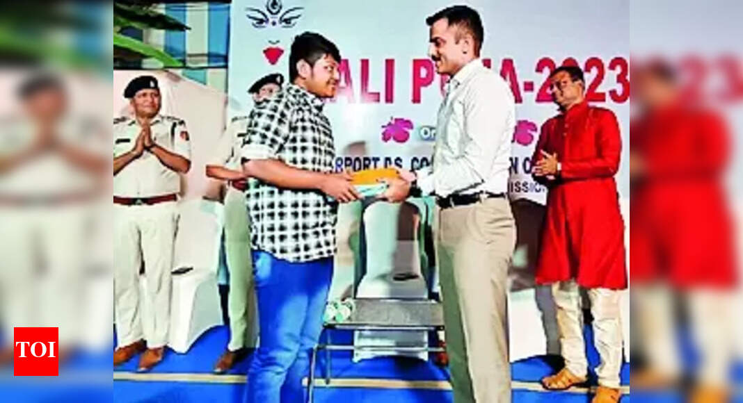 Stolen Chain: Bidhannagar Cops Return Stolen Chain, 35 Mobiles ...