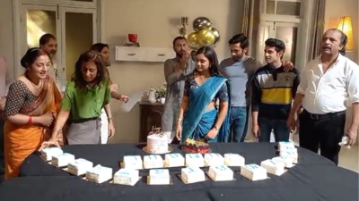 Sumbul Touqeer celebrates her birthday on the sets of Kavya: Ek Jazbaa ...