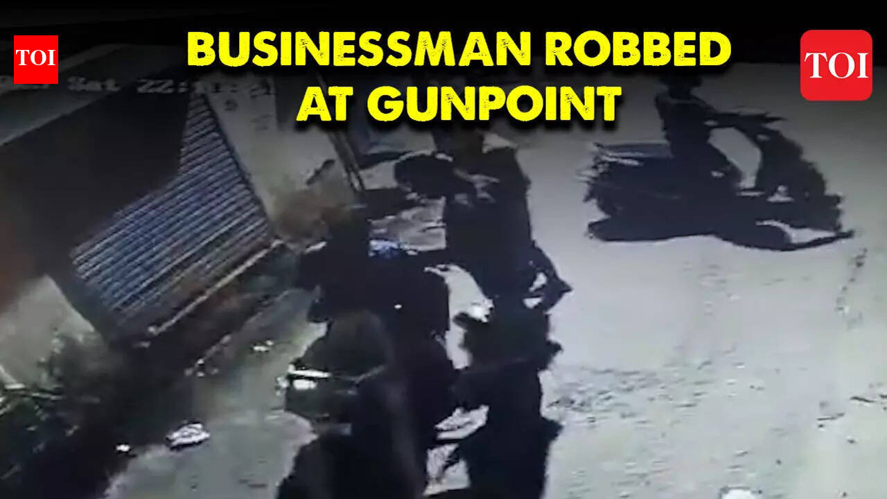 CCTV: Businessman robbed at gunpoint in MP's Gwalior