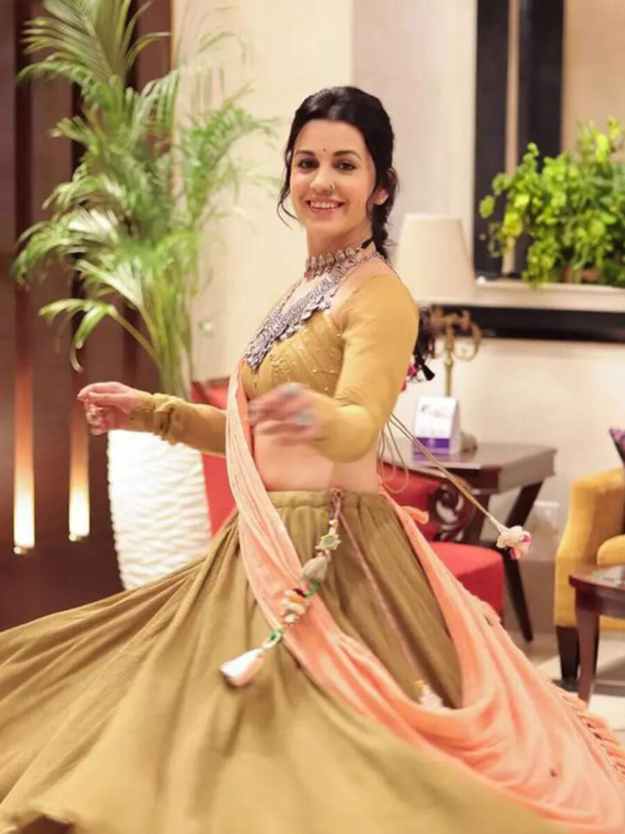 Esha Kansara shines brightly in exquisite, traditional ethnic outfits ...