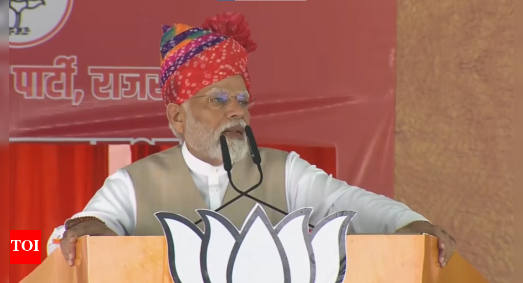 PM Modi spots 95-year-old BJP man, draws cheers | India News - Times of ...