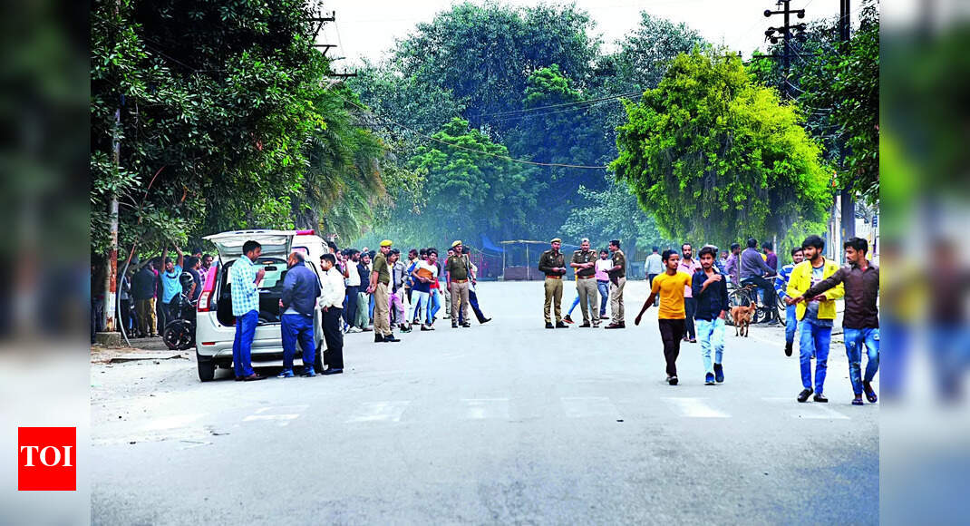 Car Ploughs Into Workers: Car Accident: One Dies, 5 Injured in Sector ...