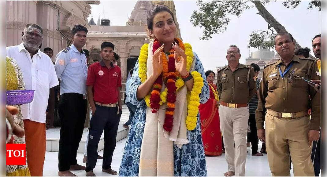 Pics: Akshara Singh visits Kashi Vishwanath Temple | Bhojpuri Movie ...