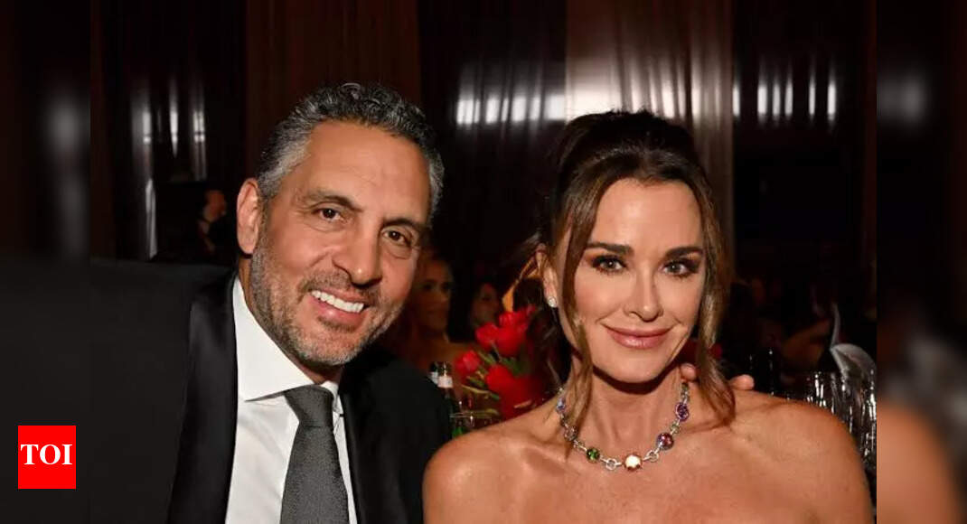 Amid separation, Kyle Richards and Mauricio Umansky enjoy Thankgiving together; the former opens ...