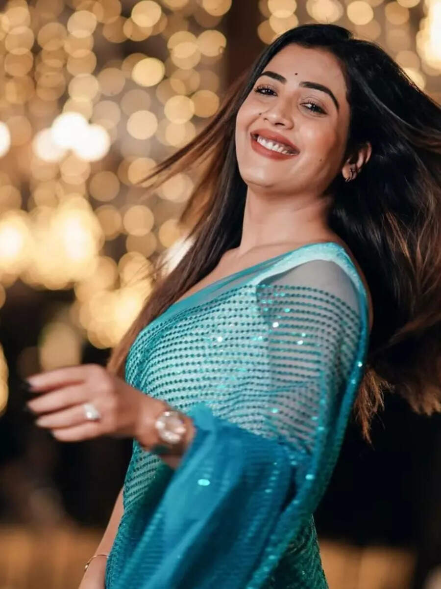 Sara Annaiah's stunning blue sequin saree look | Times of India