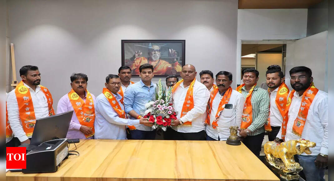 Anil Bhoir, Yogesh Hatekar leave Uddhav Thackeray faction to join Eknath Shinde-led Shiv Sena ...