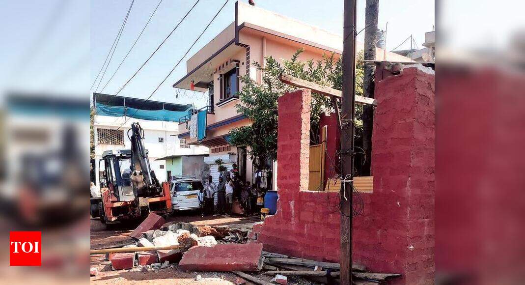 MMC razes 4 buildings that impeded road work at Vasco | Goa News ...