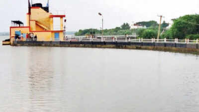 Water from Puzhal lake enters northern suburbs | Chennai News - Times ...