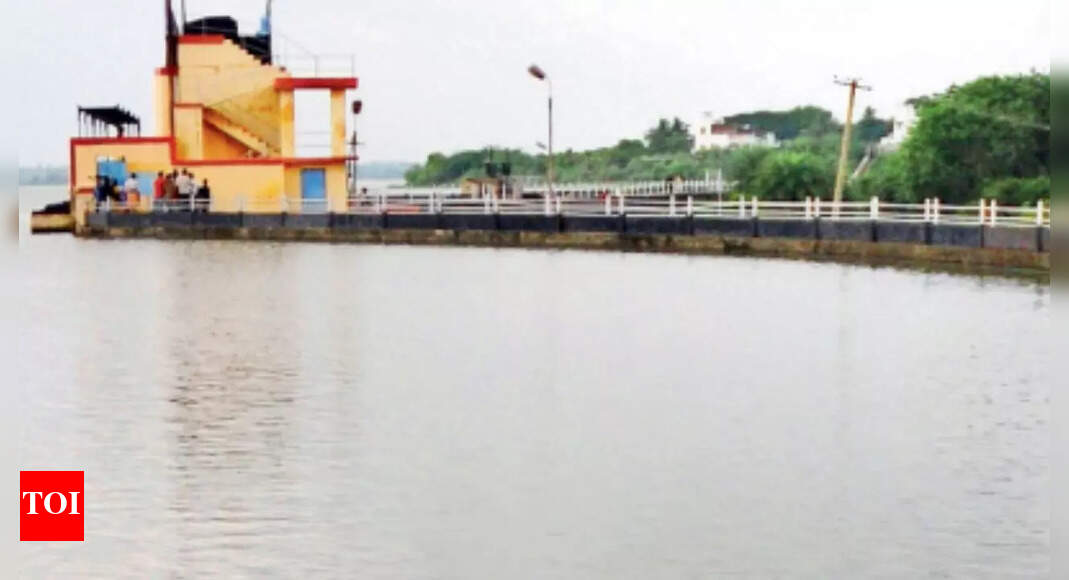 Water from Puzhal lake enters northern suburbs | Chennai News - Times ...