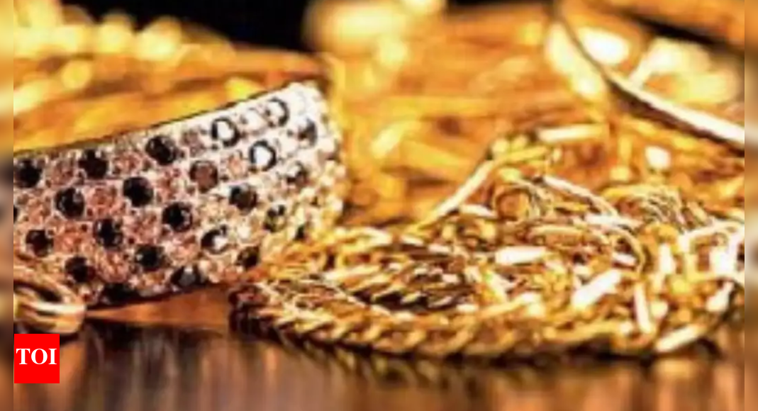 Thieves drill holes in shop wall, steal showcase jewellery | Thane News - Times of India