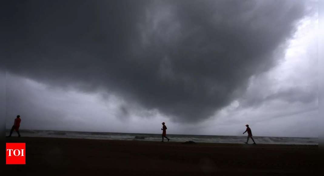 Tamil Nadu: Cyclone alert issued for Andhra Pradesh, adjoining North Tamil Nadu coasts | India ...