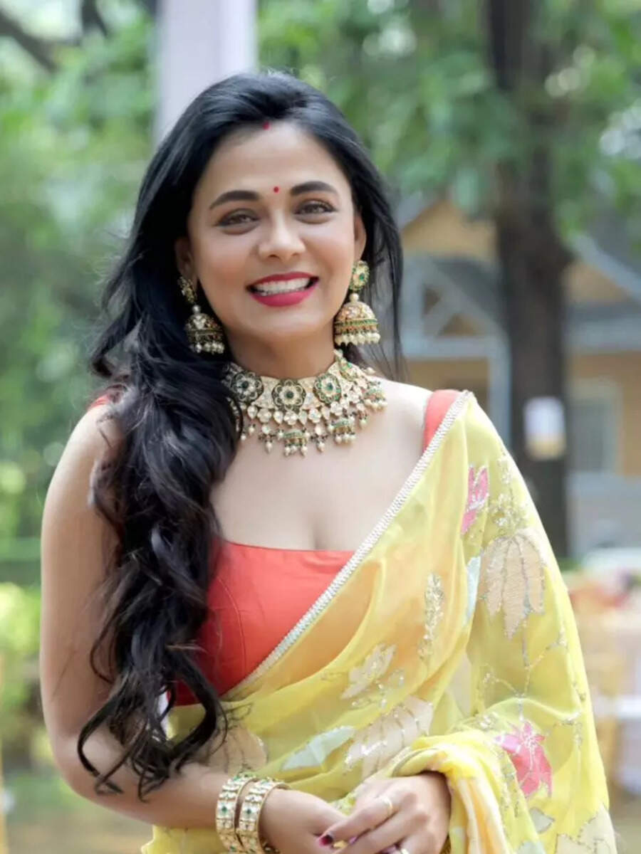Prarthana Behere shines in yellow floral saree | Times of India