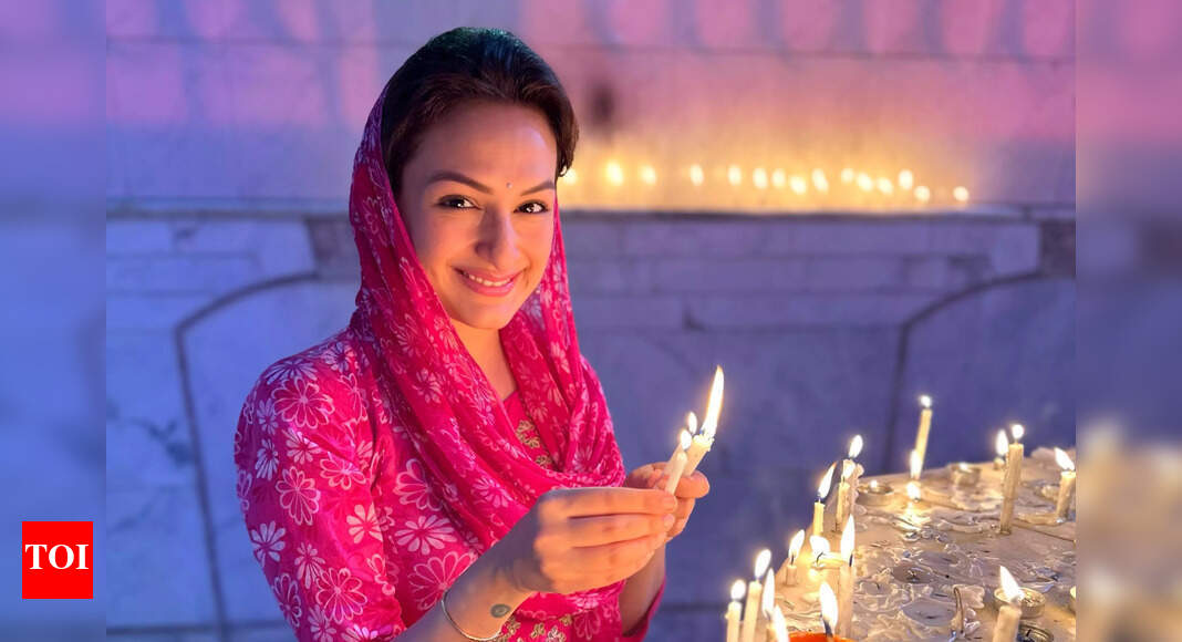 Akriti Kakar returns to stage post-motherhood - Times of India