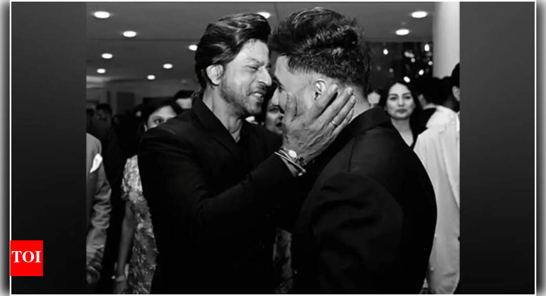 "Met the King": Vir Das shares picture with Shah Rukh Khan from 'The Archies' premiere | Hindi ...
